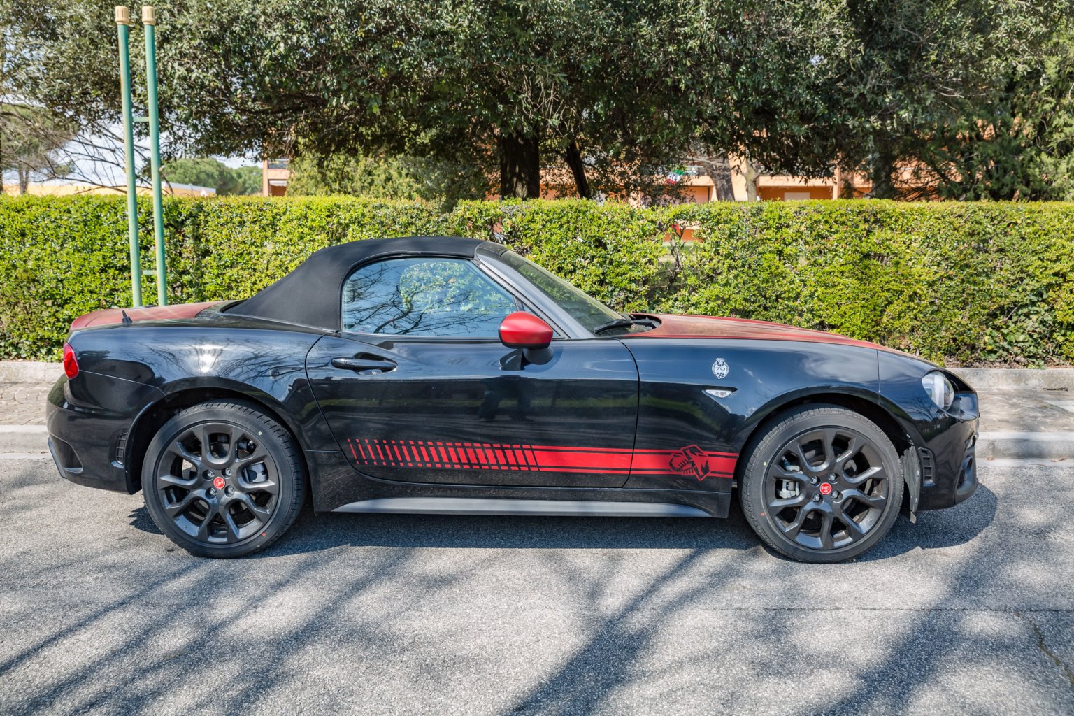 アバルト124スパイダーの中古車価格は？｜ベースとなったマツダロードスターとの違いを紹介 | Ancar Channel