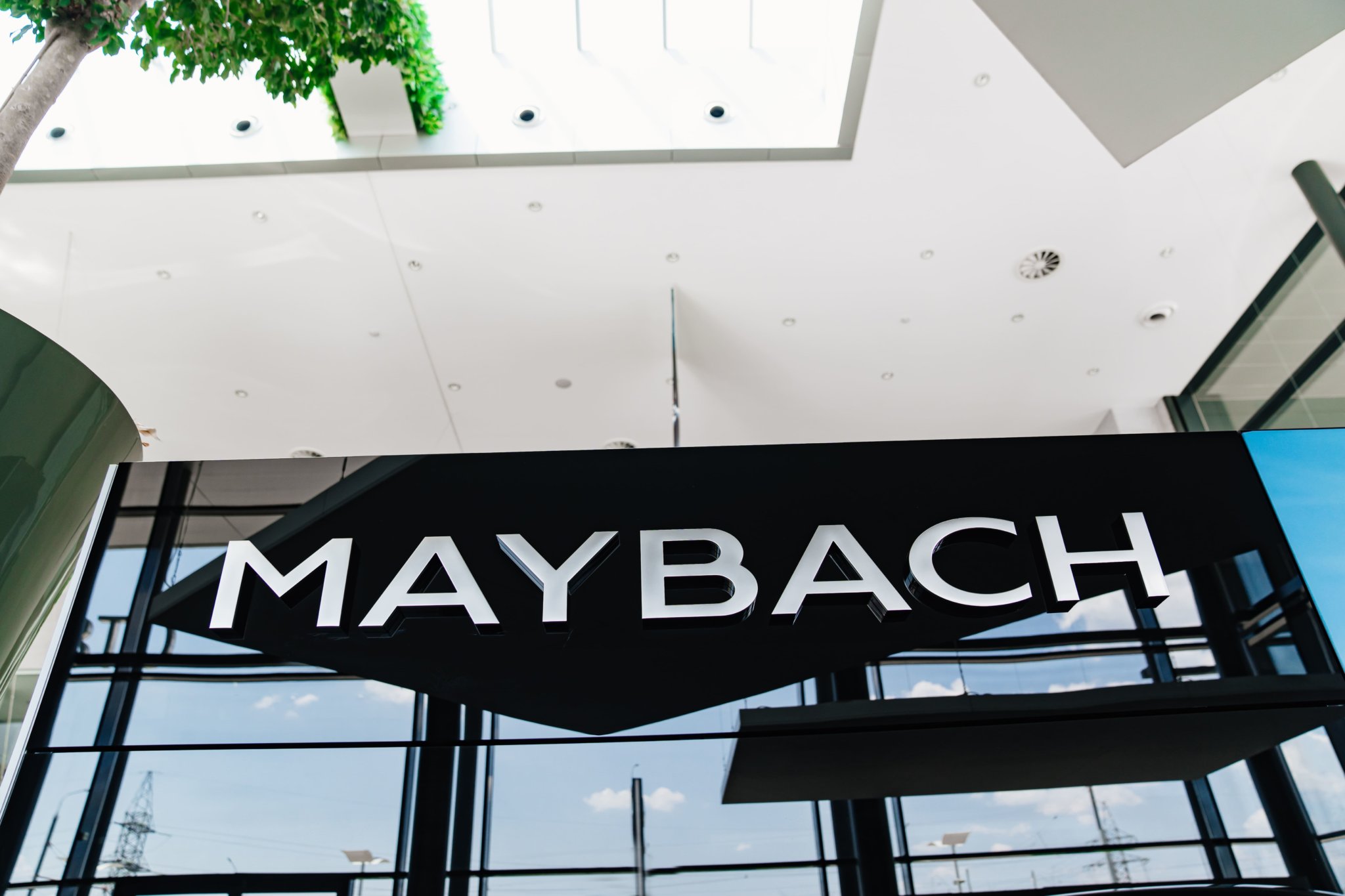 メルセデス・ベンツVクラスがマイバッハ仕様になる？流行りのカスタムを紹介 | Ancar Channel